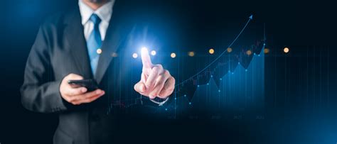 사업가 핸드 쇼 스톡 차트 그래프 표시기와 상승 주식 기호를 보여주는 금리 금융 및 모기지 금리 개념 이중 노출 이미지 블루 기술 배경 하이테크 가격에 대한 스톡 사진 및