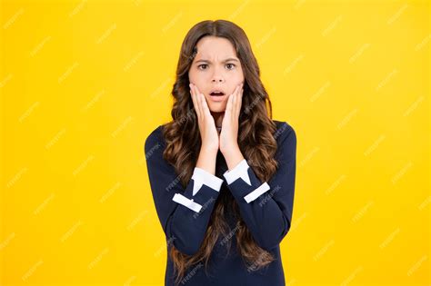 Emociones Sorprendidas De Una Joven Adolescente Sorprendida Adolescente