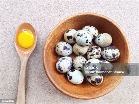 나무 그릇과 계란 노 른 자 나무 숟가락에에 메 추 라 기 달걀 농장에 대한 스톡 사진 및 기타 이미지 농장 단백질 디자인 Istock