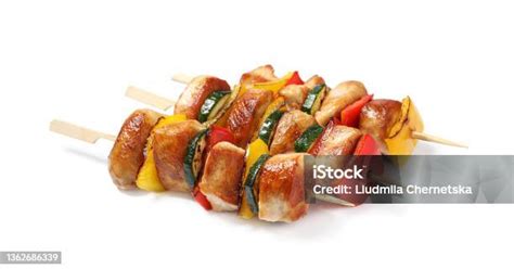 흰색 배경에 야채와 맛있는 닭 Shish 케밥 흰색 배경에 대한 스톡 사진 및 기타 이미지 흰색 배경 바비큐 고기 Istock