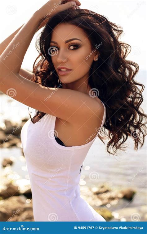 Sexy Vrouw Met Lang Donker Krullend Haar Die Bikini En Strandcl Dragen Stock Afbeelding Image
