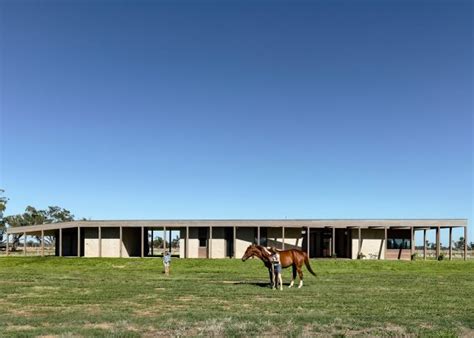 Rob Kennons Goulburn Valley House Is Surrounded By A Colonnade