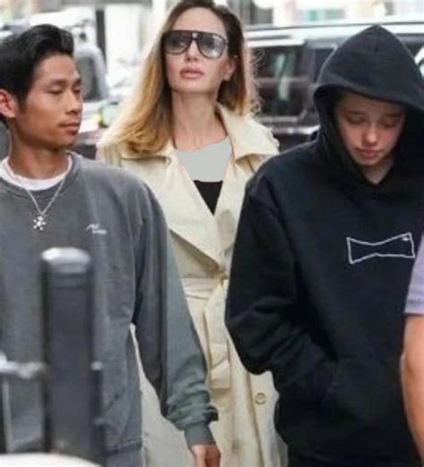 چهره غمگین دختر ۱۷ ساله آنجلینا جولی با موهای از ته تراشیده