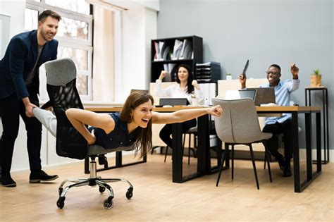 슈퍼 히어로 의 즐거움 타기로 축하하는 비즈니스 사람들 영웅에 대한 스톡 사진 및 기타 이미지 영웅 사무실 경영자 Istock