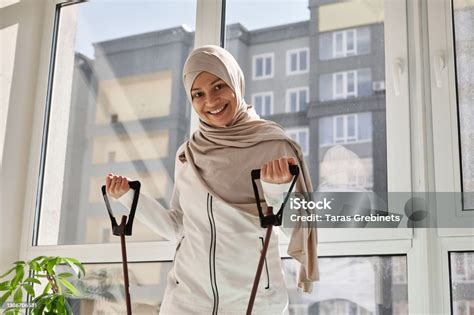 결정 된 아랍 무슬림 여자 운동 와 하네스 용 체력 에 홈 체육관 30 39세에 대한 스톡 사진 및 기타 이미지 30 39세 가리기 건강관리와 의술 Istock