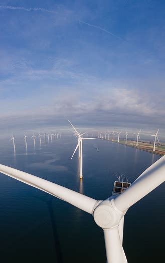 구름과 푸른 하늘이있는 해상 풍차 공원 풍력 터빈이있는 해양 무인 항공기 공중 보기의 풍차 공원 Performing Arts Event에 대한 스톡 사진 및 기타 이미지