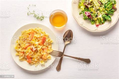 파스타와 와인 이탈리아 저녁 식사 훈제 연어와 크림 소스가 있는 Farfalle은 정상에서 와인 한 잔으로 촬영 하 고 메 클