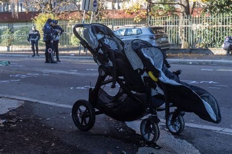 Mamma E Figlio Disabile Investiti A Milano Il Conducente Dell Auto Si Ferma A Guardare E Poi Scappa