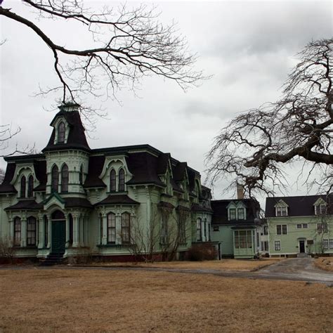 29 Real Life Haunted House Stories That Keep Us Up At Night
