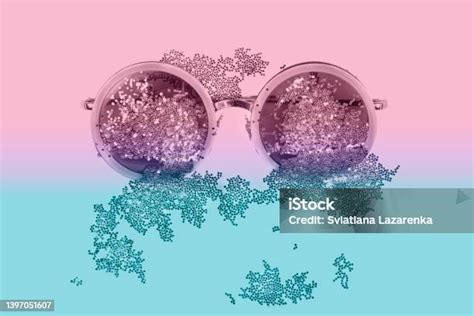 분홍색 파란색 그라디언트 배경에 스팽글이있는 매력적인 선글라스 시력에 대한 스톡 사진 및 기타 이미지 시력 안경 추상적인 Istock