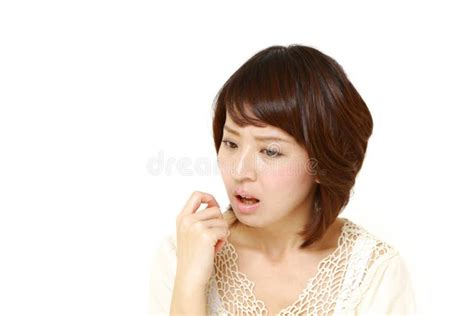 El Retrato De La Mujer Japonesa Joven Sufre Del Dolor Del Cuello Foto De Archivo Imagen De