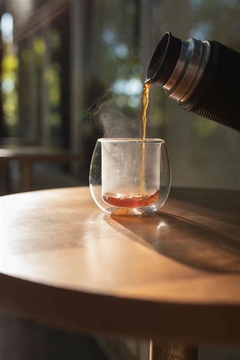 Фляга наливает кофе в чашку