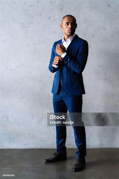 전체 길이 웃는 비즈니스 남자 블랙에 맞게 카메라를 보고와 서 회색 배경에 고립 수트에 대한 스톡 사진 및 기타 이미지 수트 남자 아프리카계 미국 민족 Istock