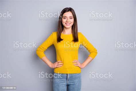 사진 제공 젊은 매력적인 행복한 미소 쾌활한 사랑스러운 소녀 착용 옐로우 스웨터와 청바지 고립 된 회색 색상 배경 갈색 머리에 대한 스톡 사진 및 기타 이미지 Istock