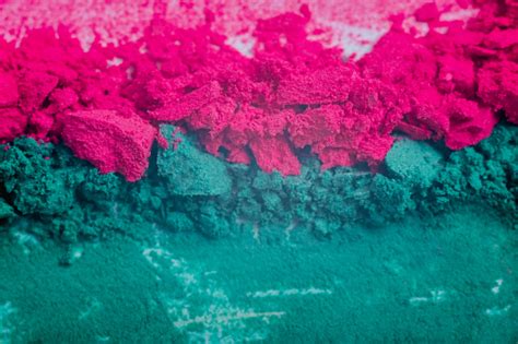 흰색 배경에 고립 된 화장품 미용 제품의 샘플과 견본으로 깨진 밝은 멀티 컬러 아이 섀도우의 플랫 레이 페이스 파우더에 대한 스톡 사진 및 기타 이미지 Istock