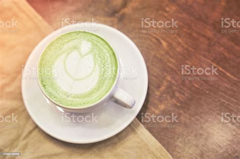 복사 공간이있는 카페에서 나무 배경과 냅킨에 말차 라떼 컵 0명에 대한 스톡 사진 및 기타 이미지 0명 갈색 건강한 식생활 Istock