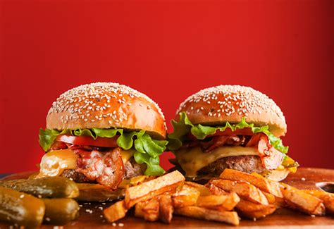 빨간 벽 배경 나무 테이블에 육즙이 송아지 고기 돈 까 스와 함께 맛 있는 수 제 햄버거 0명에 대한 스톡 사진 및 기타 이미지 0명 고기 굽기 Istock