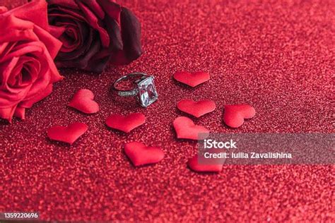 저와 결혼해 주시겠어요 웨딩 링 레드 스칼렛 장미와 빨간색 반짝이 배경에 많은 빨간 마음 약혼 결혼 제안 웨딩 개념 세인트 발렌타인 데이 엽서 발렌타인 데이에 배너 개념에
