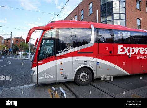 Bus Eireann Schnellstraße Intercity Bus Zieht Aus Dem Geschäft Straße