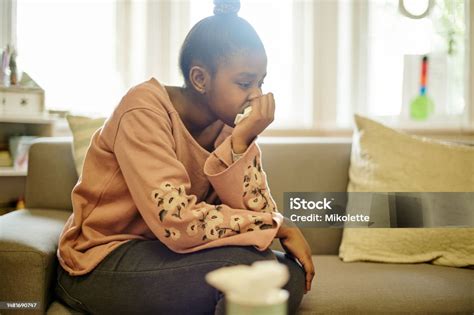 흑인 소녀 치료와 우울증에 빠진 십대 정신 건강과 트라우마가 있는 슬픈 청소년 심리학 상담 및 불안 문제 또는 위기에 대해 생각하고 불행한 우울한 여성 십대 십대 소녀에