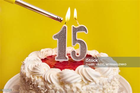 축제 케이크에 갇힌 숫자 15 형태의 촛불이 켜집니다 생일이나 획기적인 행사를 축하합니다 축하의 절정 15에 대한 스톡 사진 및 기타 이미지 Istock