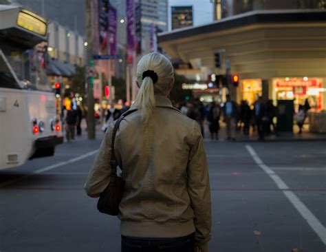 배경 화면 사람들 금발의 시티 밤 도시의 차량 도로 저녁 포니 테일 보케 시가 전차 멜버른 하부 구조 보행자 도심 횡단 여자애들 거리 사진