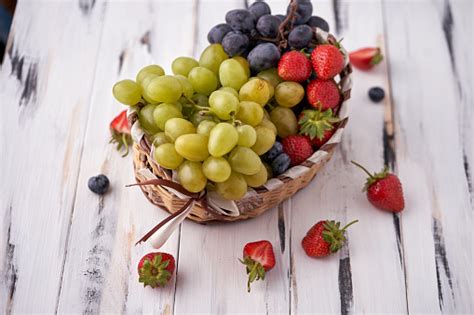 녹색 포도 딸기 라즈베리 밝은 나무 배경에 바구니에 블루 베리의 유기 신선한 딸기 건강한 식습관 채식 0명에 대한 스톡 사진 및 기타 이미지 Istock