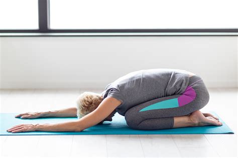 성숙한 여 자가 찾아본 포즈에서 아파트에 있는 양탄자에서 창문을 가진 배경에 가냘픈에 대한 스톡 사진 및 기타 이미지 가냘픈 가정 생활 건강한 생활방식 Istock