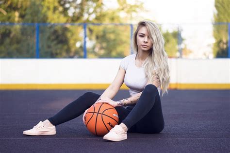 4512390 Tanned Ura Pechen Sveta Statham Sveta Grashchenkova Legs Tattoo Yoga Pants