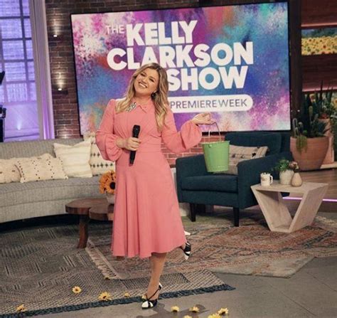 Kelly Clarkson Flaunts Tiny Waist While Chowing Massive Layer Cake