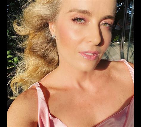 Foto Foto De Ang Lica Produzida Recebeu Elogios De V Rias Famosas Purepeople