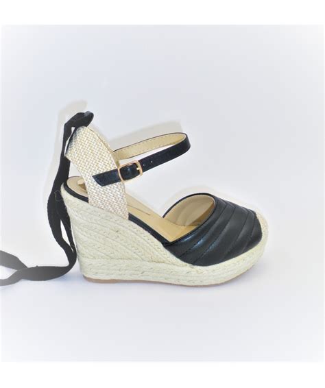 Γυναικειες μπλουζες μπουφαν παντελονια Sneakers μποτακια γοβες πλεκτα