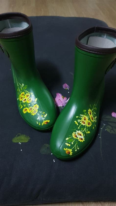 비야 오려무나나 장화에 구절초 그렸다노란 우산 쓰고초록장화 꽃신 신고물장구 첨벙첨벙 아이처럼 걷고싶 신발 꾸미기 신발 그림 우산