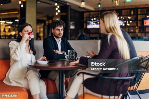 커피 휴식 시간에 비즈니스 사람들이 팀으로 작업중인 프로젝트에 대해 토론하고 커피를 마 십니다 25 29세에 대한 스톡 사진 및 기타 이미지 Istock