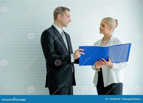 L Homme Directeur De Discuter Avec La Jeune Femme De Secr Taire Qui Tiennent Le Dossier Blue