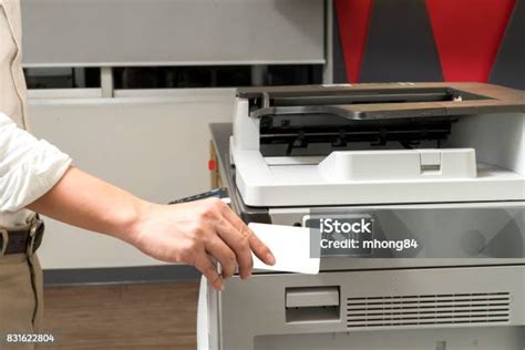 남자 손 잡아 카드 복사기를 액세스 키 카드를 스캔 보안 시스템의 개념 보안에 대한 스톡 사진 및 기타 이미지 보안 인쇄공 사무실 Istock