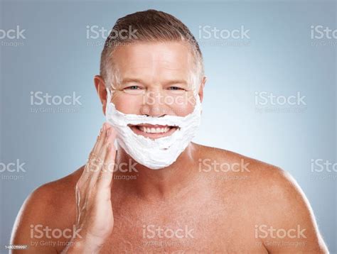 면도 크림 행복하고 회색 배경에 스킨케어 몸단장 및 아름다움을 위한 스튜디오에 있는 노인의 초상화 얼굴 거품 및 피부 수염 및 샴푸 제품에 대한 성숙한 모델 미소를위한 제모