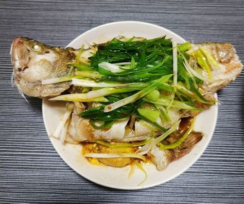 【清蒸鲈鱼的做法步骤图，清蒸鲈鱼怎么做好吃】爱美食的小暖下厨房