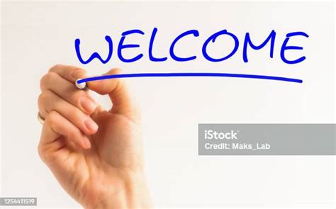 오신 것을 환영합니다 흰색 배경에 펜 쓰기 블루 텍스트와 여성의 손 낱말에 대한 스톡 사진 및 기타 이미지 낱말 돋보기 광학 기기 메시지 Istock