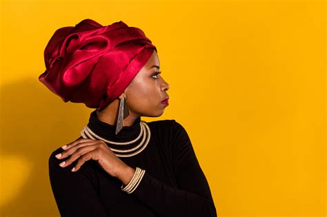 프로필 측면 View 전통적인 액세서리를 착용 매력적인 여자의 초상화 복사 공간 밝은 노란색 배경 위에 고립 된 18 19세에 대한 스톡 사진 및 기타 이미지 Istock