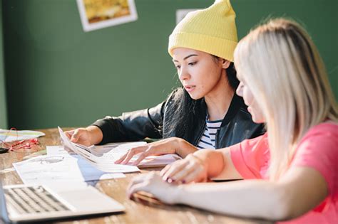 캐주얼 의류 패션 스케치를 분석 하 고 아늑한 카페에서 새 컬렉션에 대 한 의상 선택에 심각한 집중된 디자이너 심각한에 대한 스톡 사진 및 기타 이미지 Istock