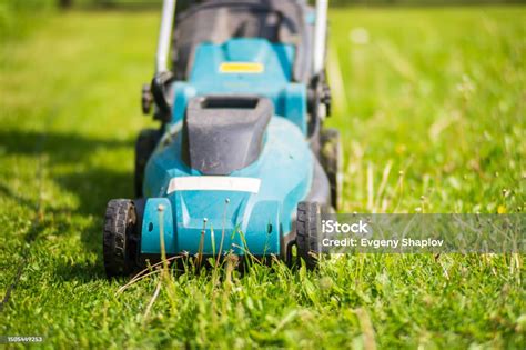 현대 정원이나 뒤뜰의 푸른 잔디에 잔디 이동 잔디밭을 자르는 기계 원예 관리 도구 및 장비 0명에 대한 스톡 사진 및 기타 이미지 Istock