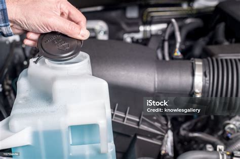 남자 트럭의 바람막이 유리 세탁기 액체 컨테이너에서 플라스틱 캡을 제거 검사 보기에 대한 스톡 사진 및 기타 이미지 검사 보기 교통수단 기계공 Istock