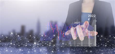 그의 사업에 대한 성장과 긍정적인 지표의 증가를 계획합니다 핸드 터치 디지털 스크린 홀로그램 성장 그래프 차트 기호 도시 빛 흐린 배경에 경제에 대한 스톡 사진 및 기타