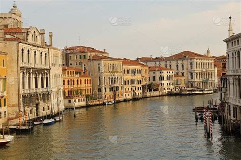 意大利威尼斯五颜六色的房子和运河