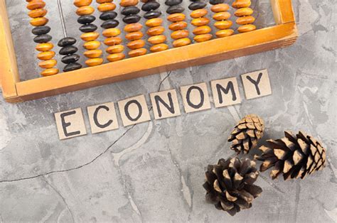 오래 된 나무 주 판 근처 골 판지 사각형에 손으로 쓴된 편지와 회색 깨진된 콘크리트에 3 개의 콘 단어 경제 계획 0명에 대한 스톡 사진 및 기타 이미지 Istock