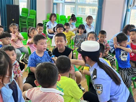 交警走进幼儿园 带着“萌娃”学交规