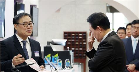 Ces 최고 혁신상 수상한 그래핀스퀘어 가상 벽난로 살펴보는 윤 대통령