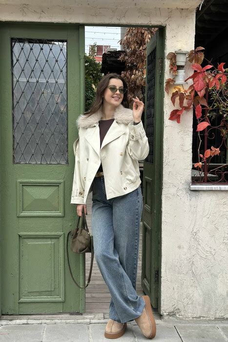 Buttons Detail Fluffy Neck Short Women Jacket Creamkrem Jackets