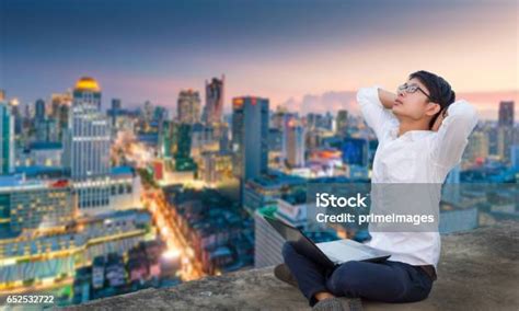 노트북 및 디지털 태블릿 도시 배경 사용 하 여 하는 젊은 사업가 경제에 대한 스톡 사진 및 기타 이미지 경제 고층 건물 그래프 Istock